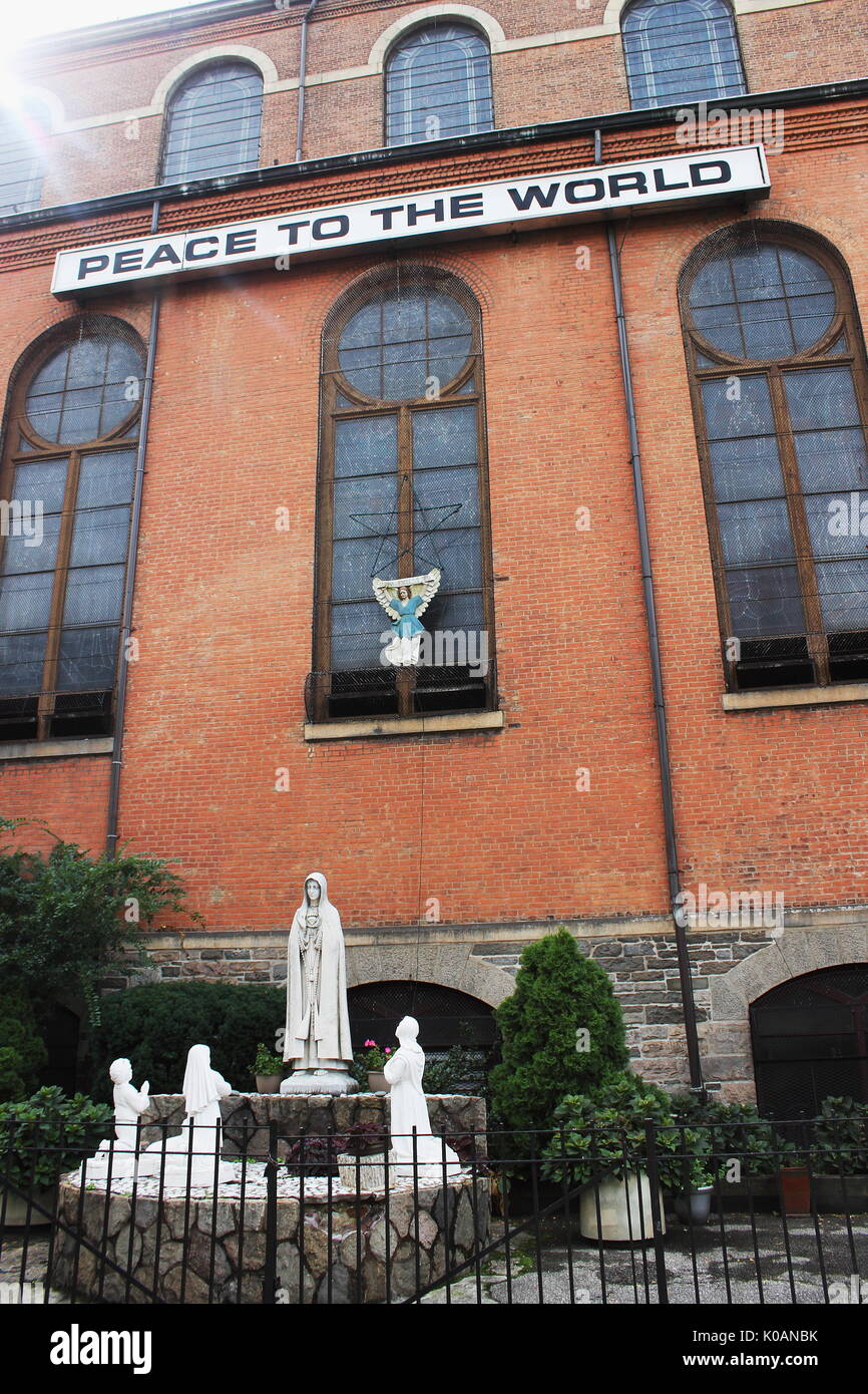 New York, USA - September 27, 2016: Holy statues outside the Church of ...