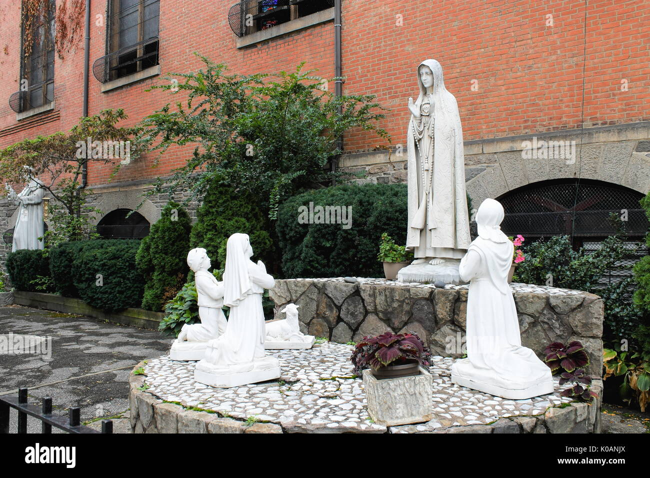 Saint mary jesus statue outside hi-res stock photography and images - Alamy
