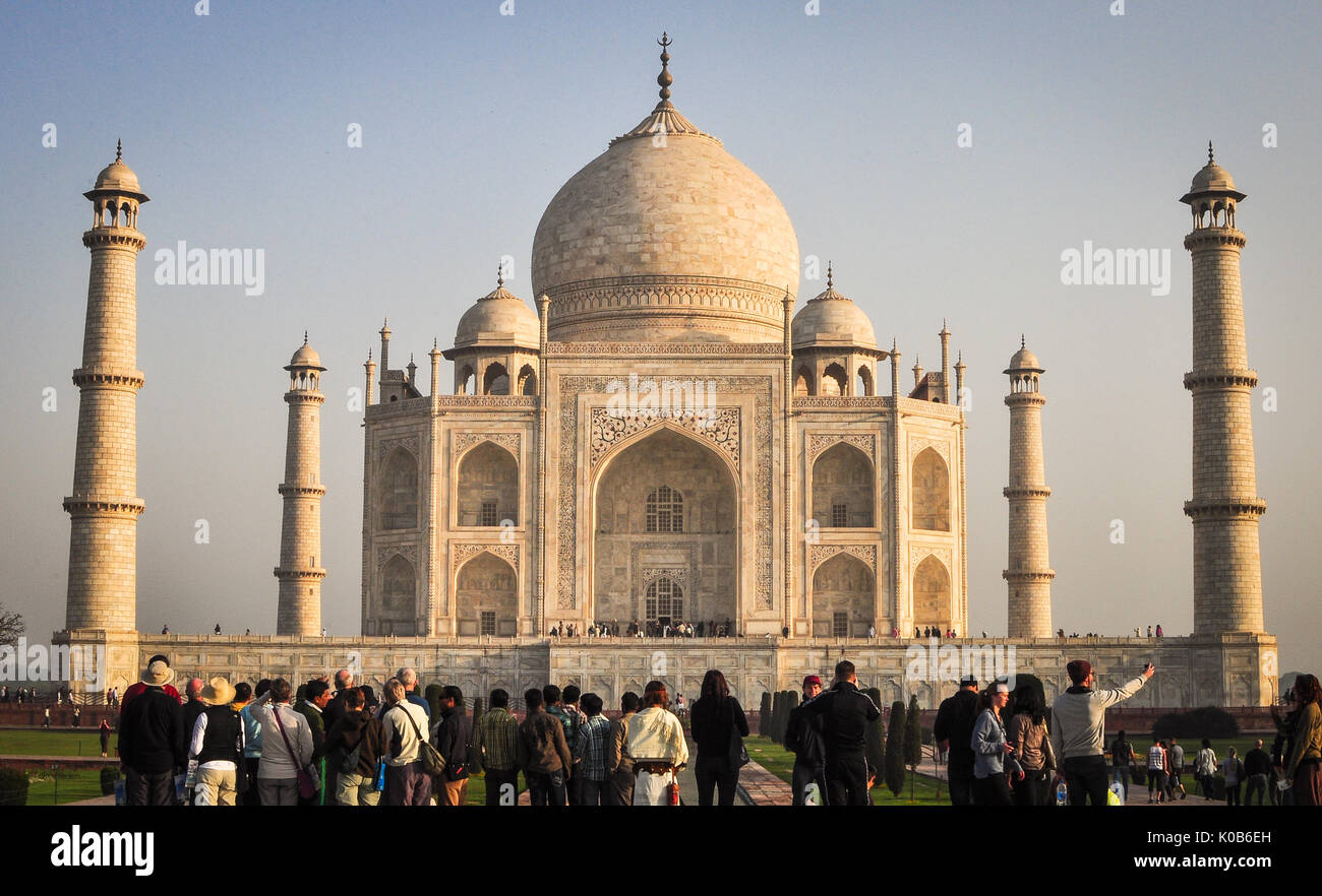 Gate taj mahal crown hi-res stock photography and images - Alamy