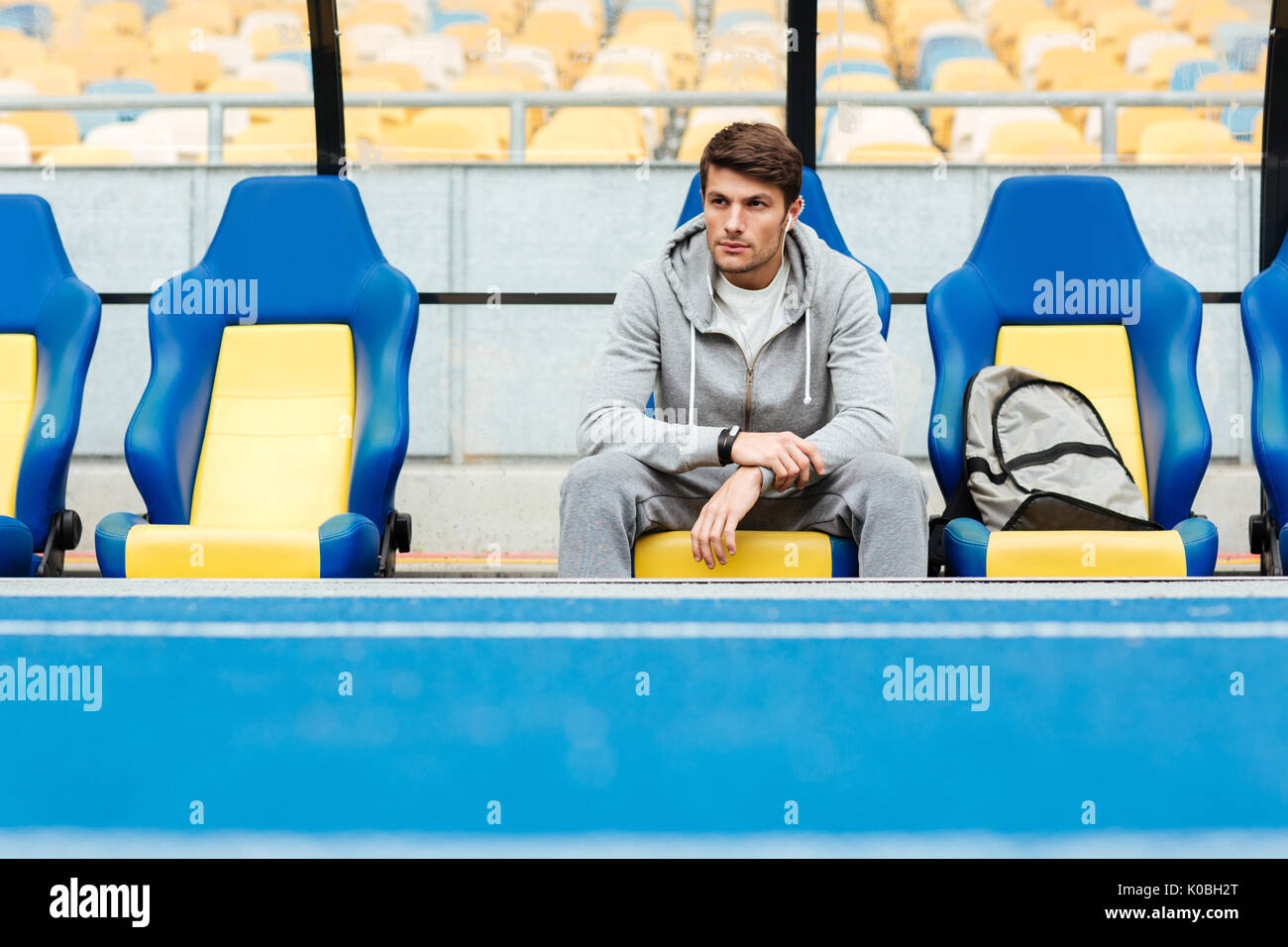 People sitting in stadium seats hi-res stock photography and images - Alamy