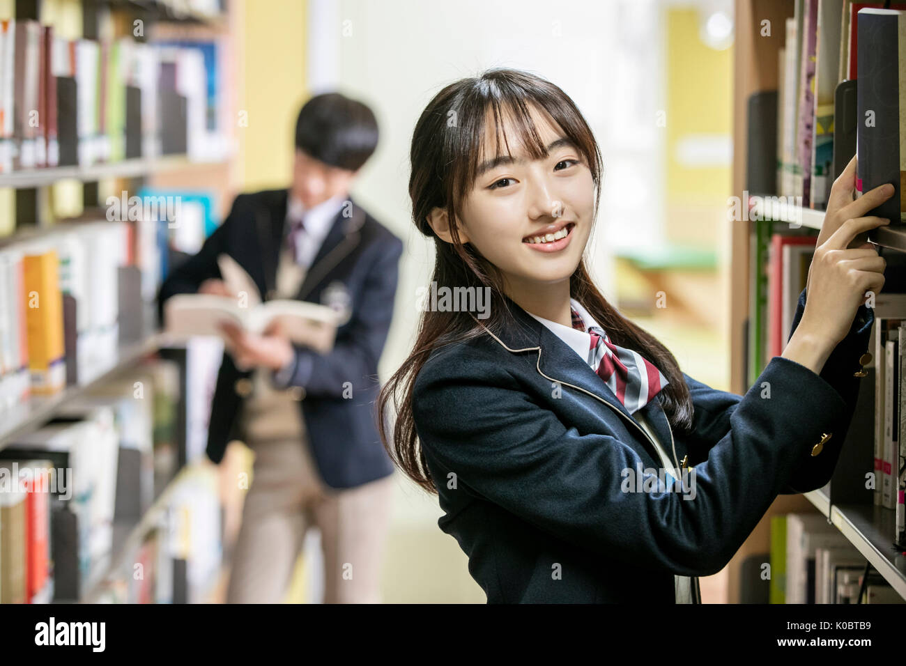 Girl in library hi-res stock photography and images - Alamy