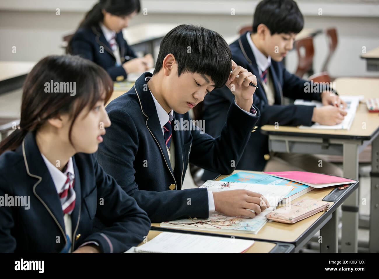 12 13 looking at view hi-res stock photography and images - Alamy