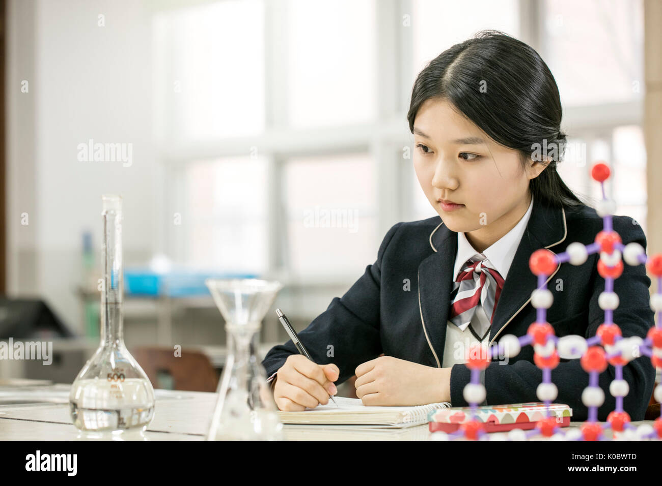 Girl learning science hi-res stock photography and images - Alamy