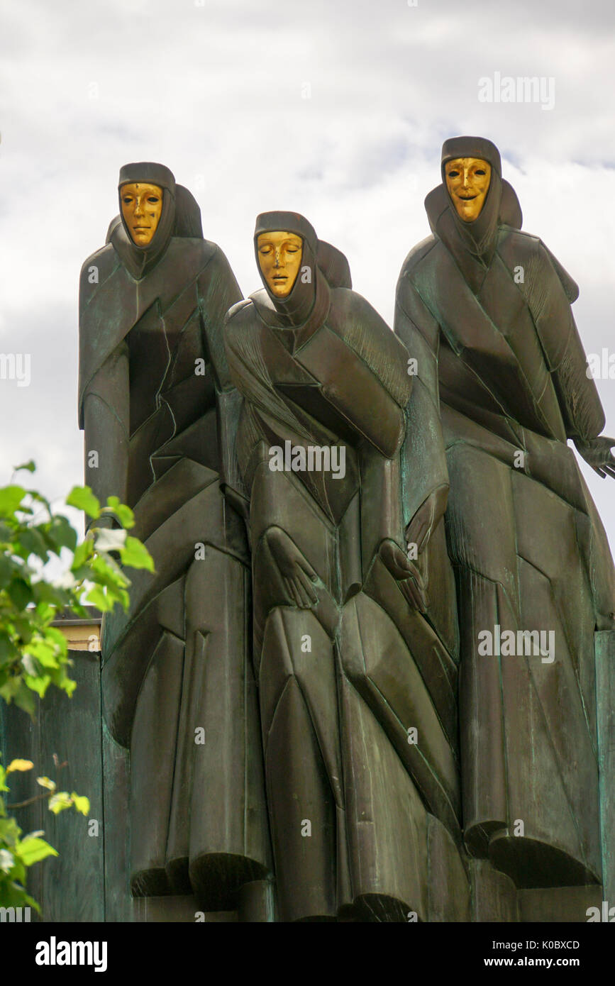Three Muses sculpture atop Lithuanian National Drama Theater, Vilnius ...