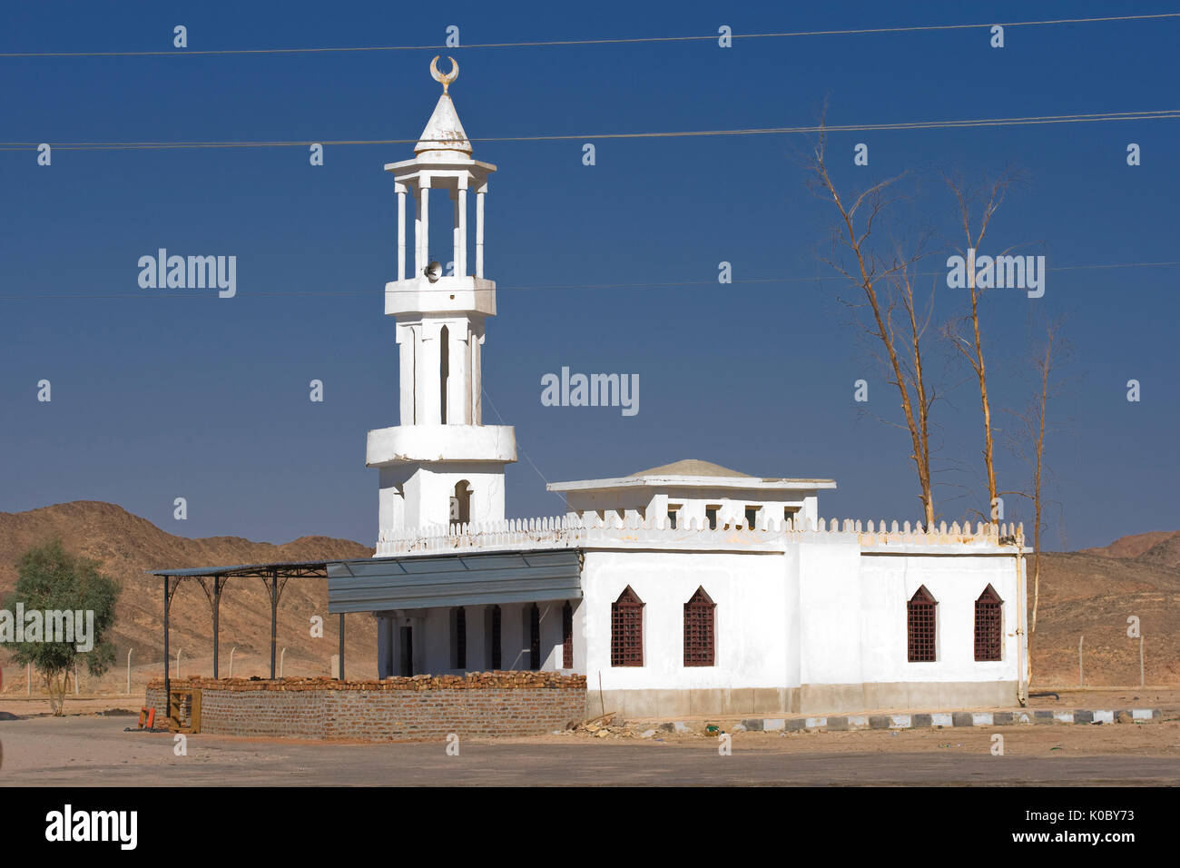 Roadside mosque in the Egyptian desert Stock Photo - Alamy