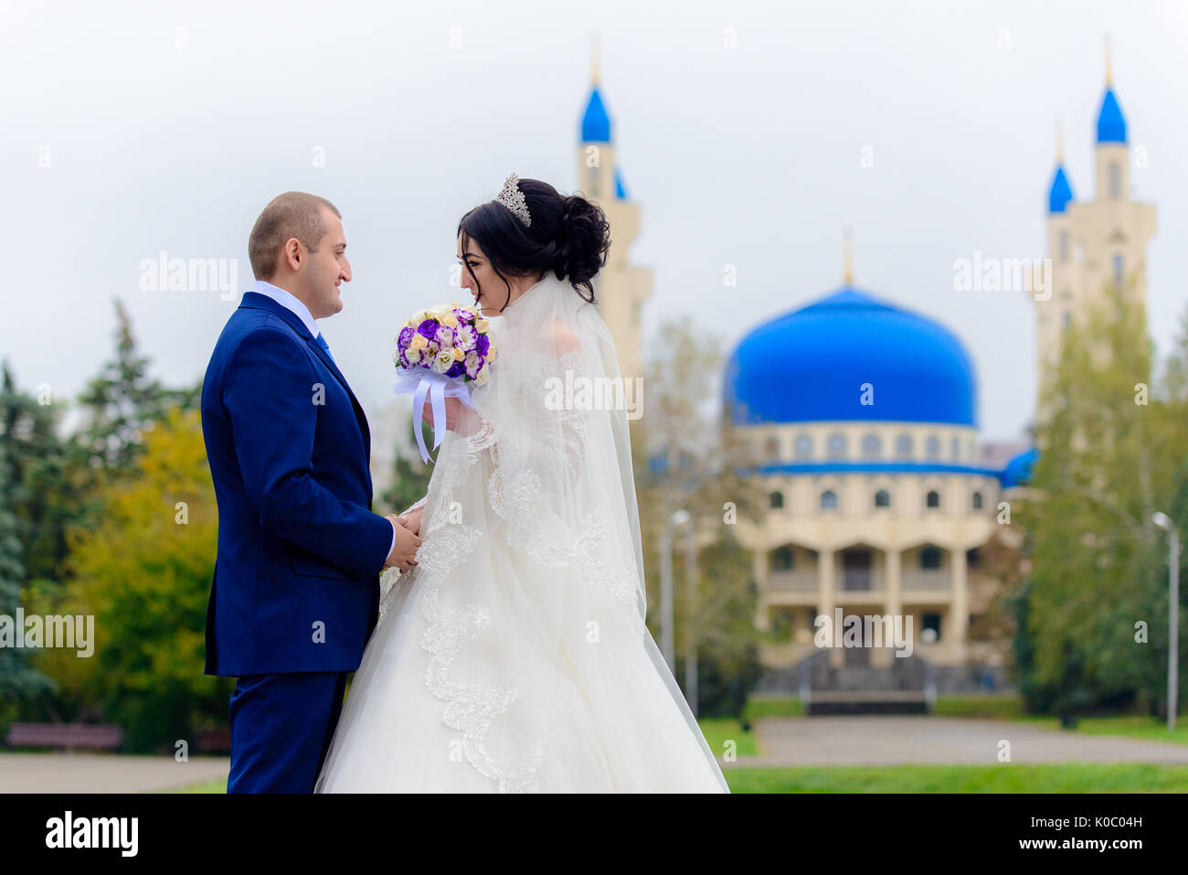 Beautiful married couple in the wedding day Stock Photo - Alamy