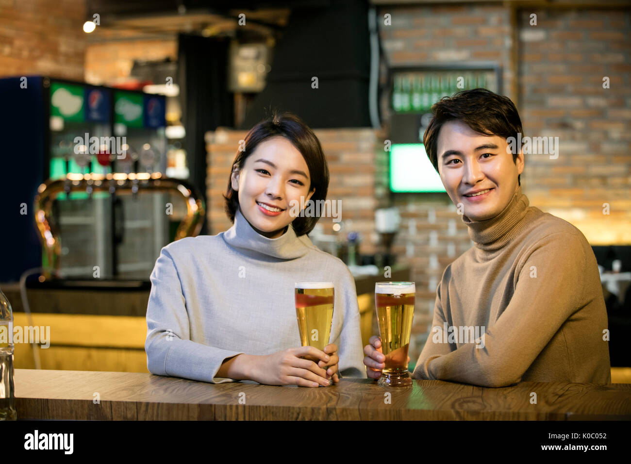 Men drinking draft beer hi-res stock photography and images - Alamy