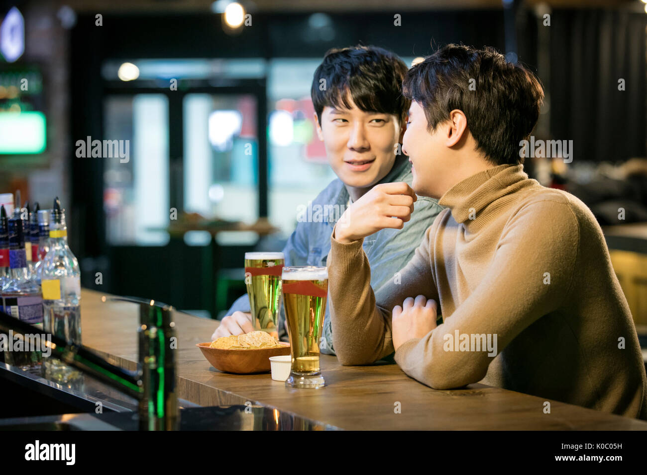 Two people having conversation hi-res stock photography and images - Alamy