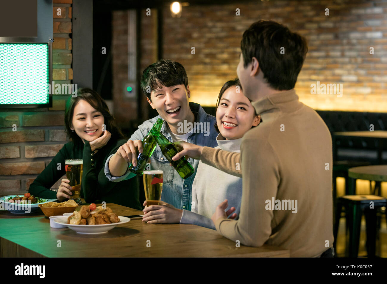 Young people drinking beer toast hi-res stock photography and images ...