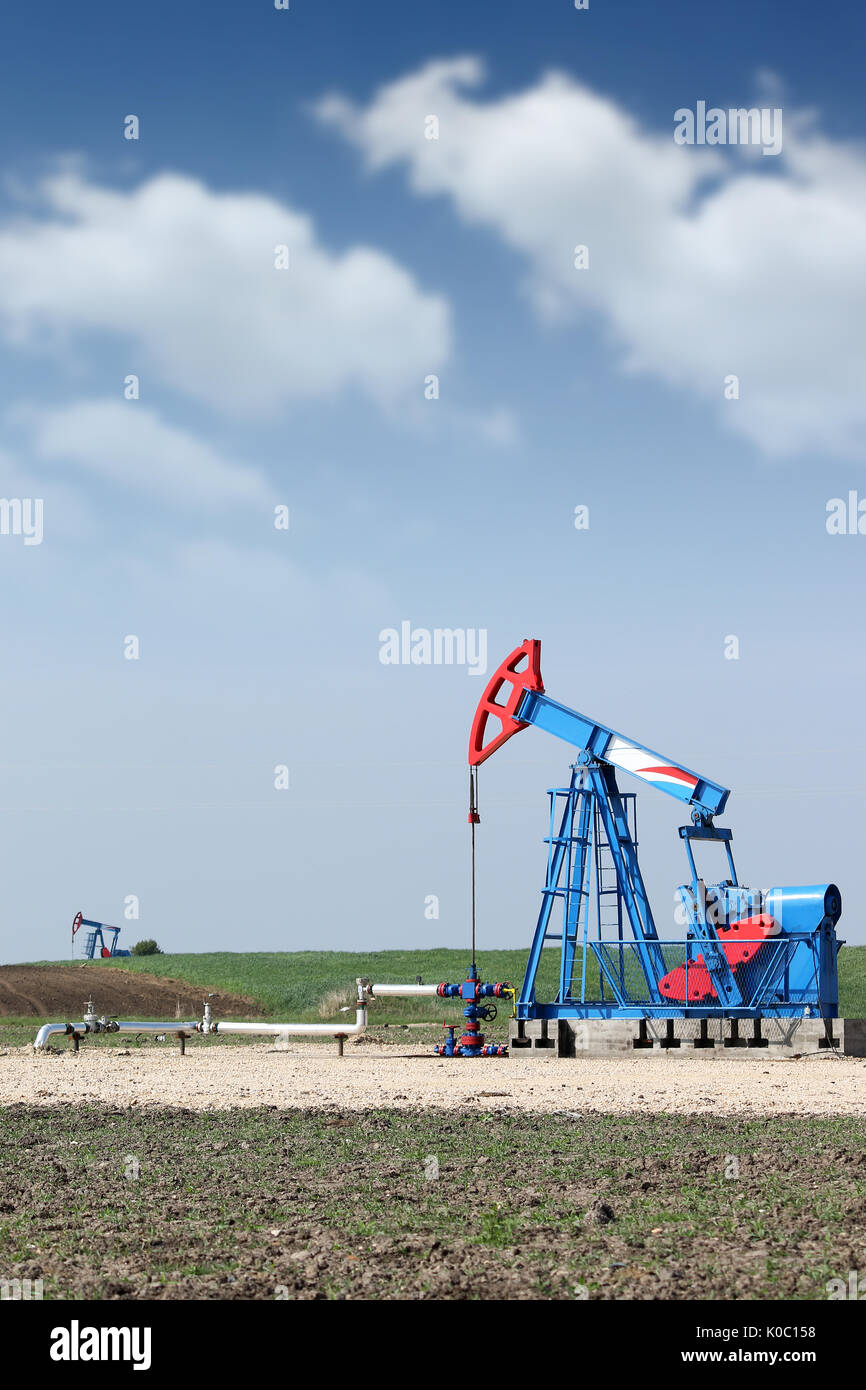 Oil pump jack on oilfield hi-res stock photography and images - Alamy