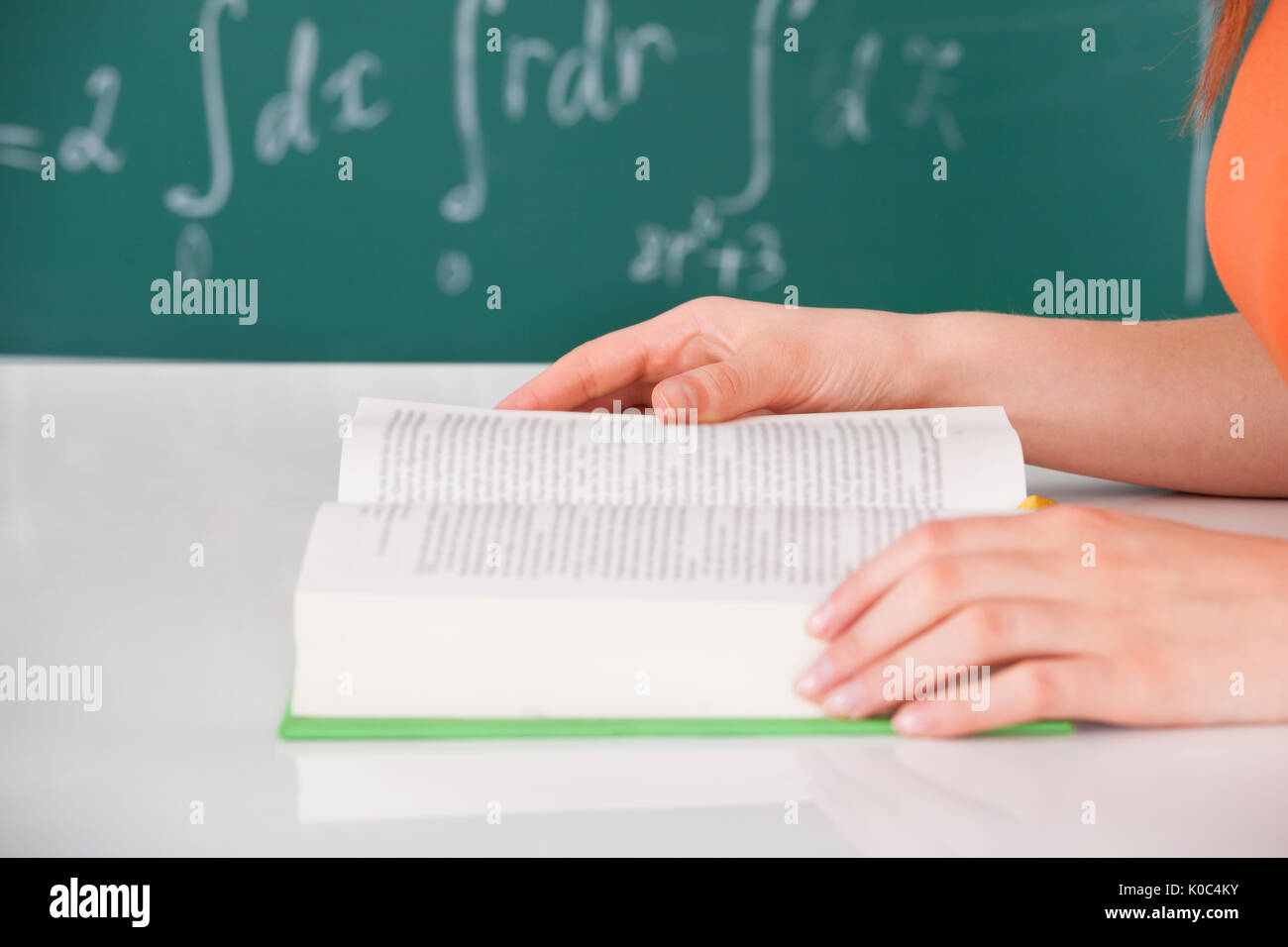 University student reading book hi-res stock photography and images - Alamy