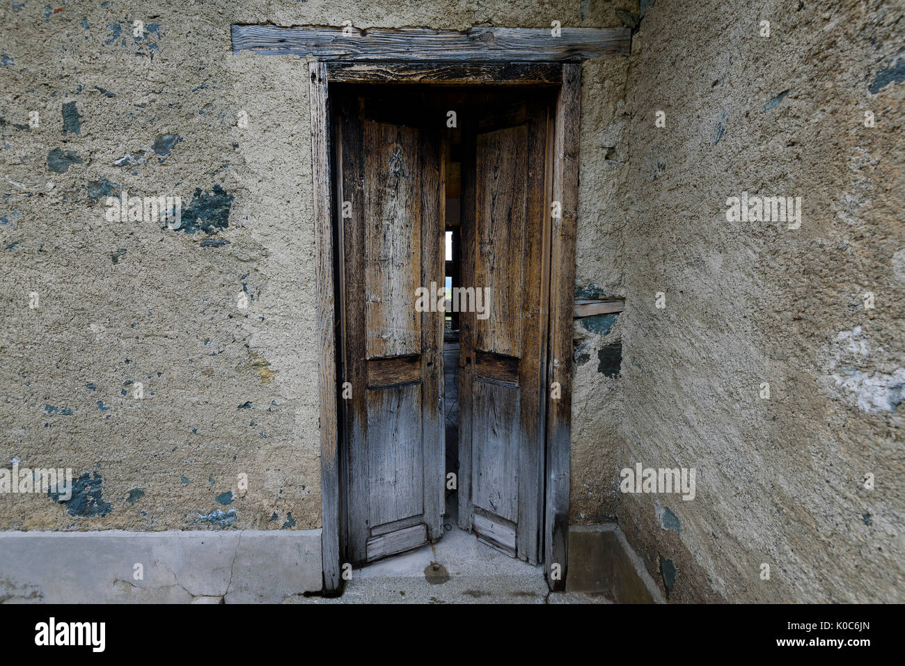 Creepy open door abandoned building hi-res stock photography and images ...