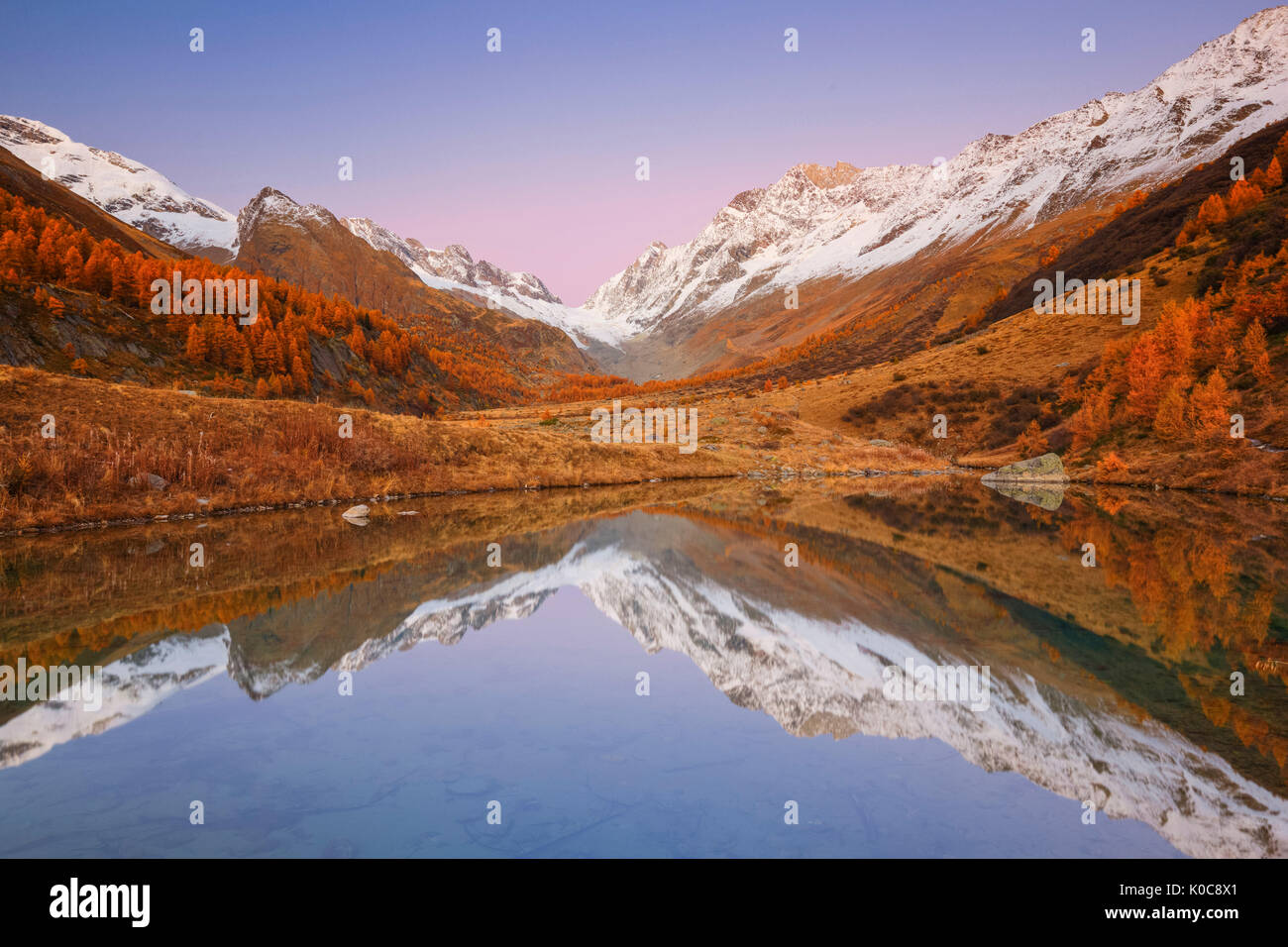 Blauer und orange sonnenuntergang hi-res stock photography and images ...