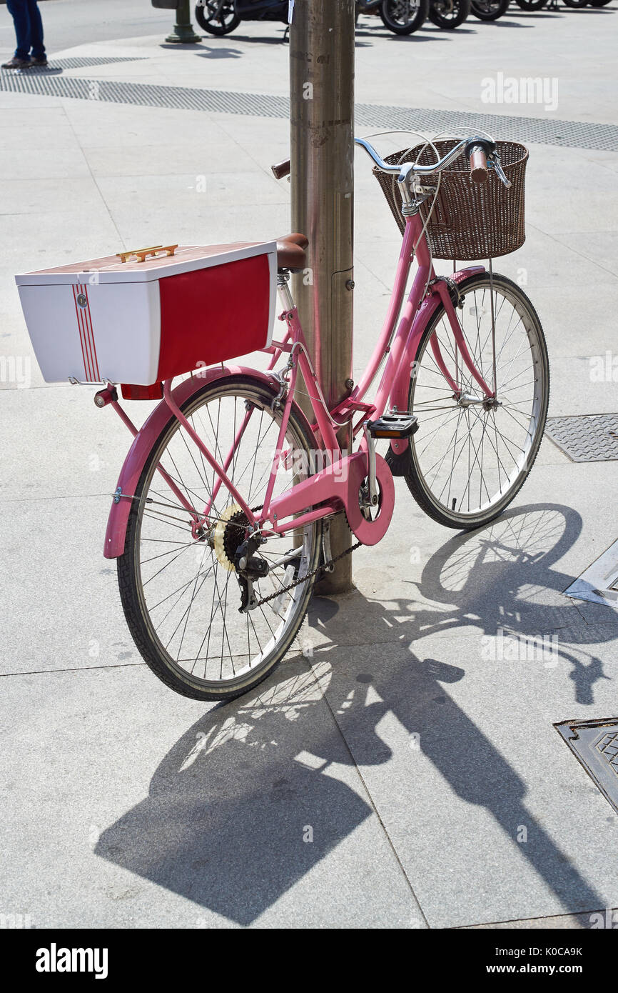 Retro pink building hi-res stock photography and images - Alamy
