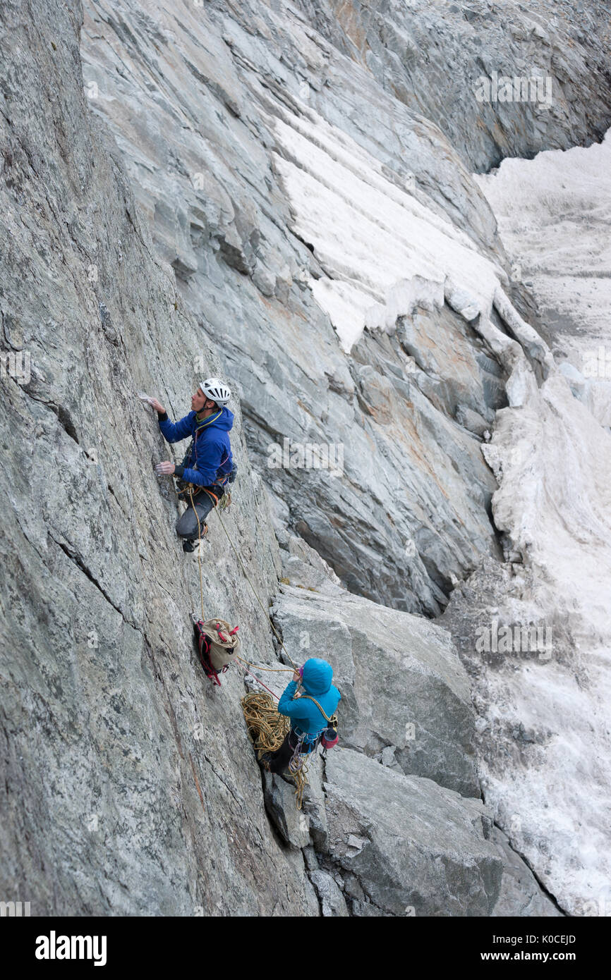 Mountain climbing team hi-res stock photography and images - Alamy