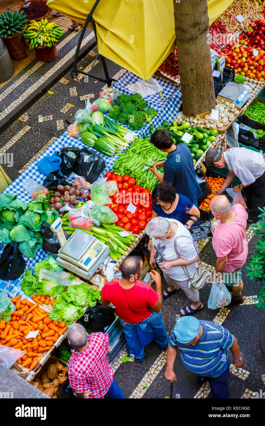 Fruits and vegetables stall Stock Photo - Alamy