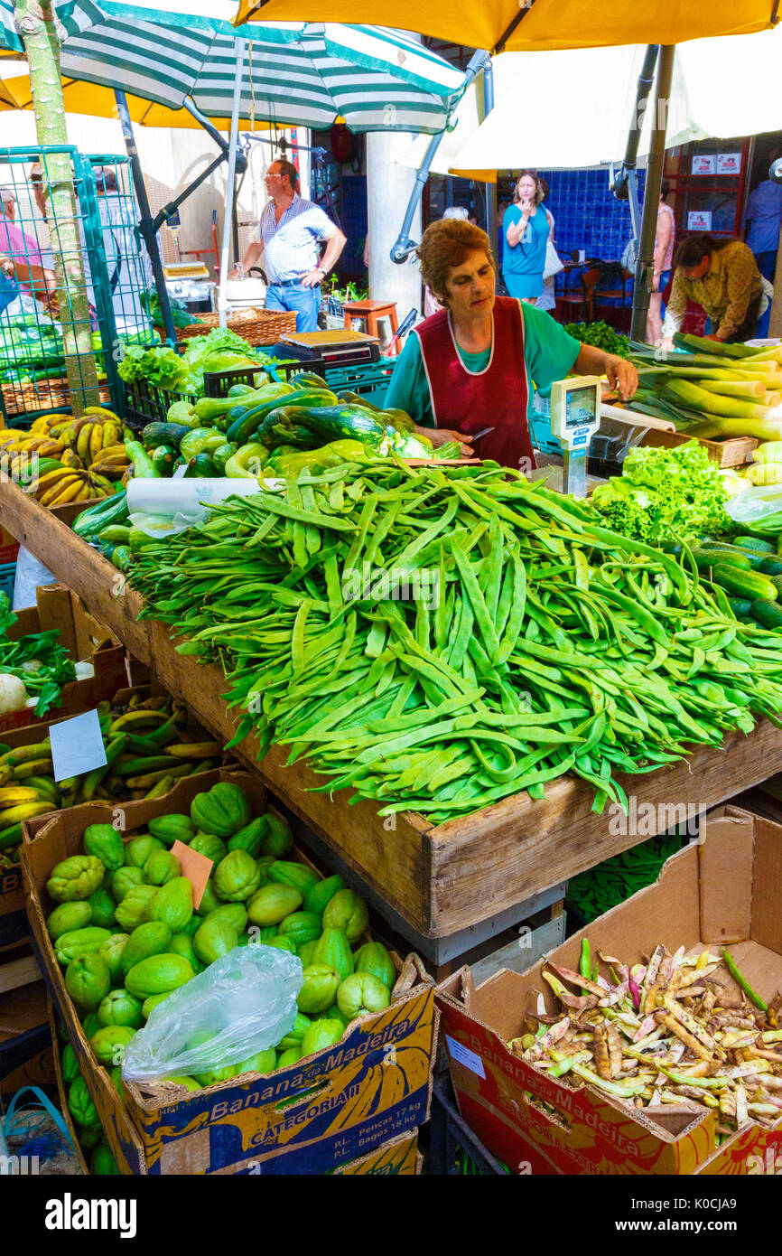 Fruits and vegetables stall Stock Photo - Alamy