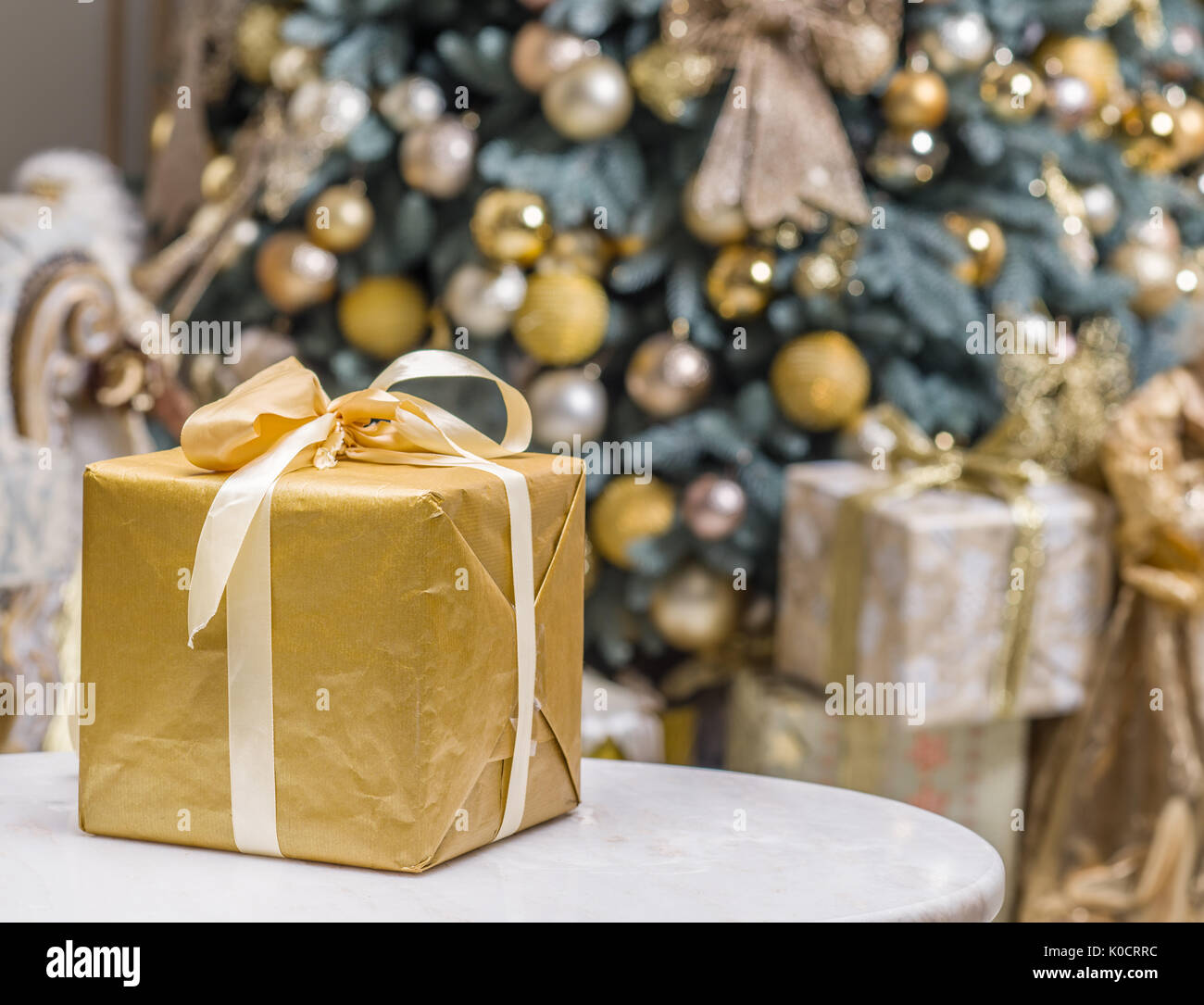 Yellow box tree hi-res stock photography and images - Alamy