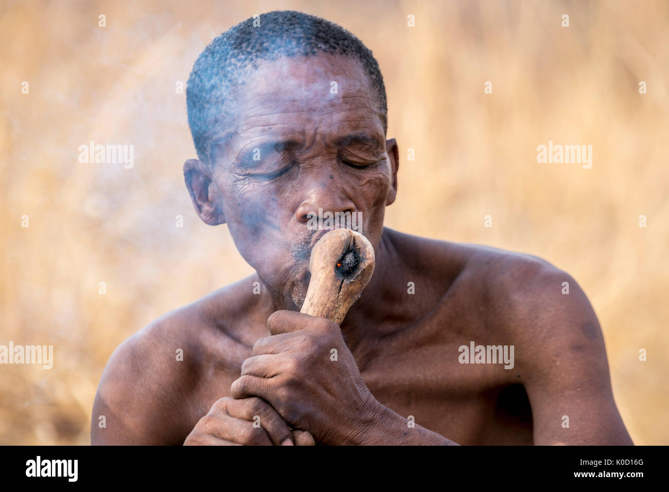 Saan man smoking in Bushman Hunters Living History Village. Grashoek ...