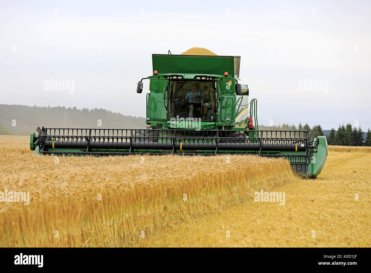 John deere combine harvester harvesting wheat hi-res stock photography ...