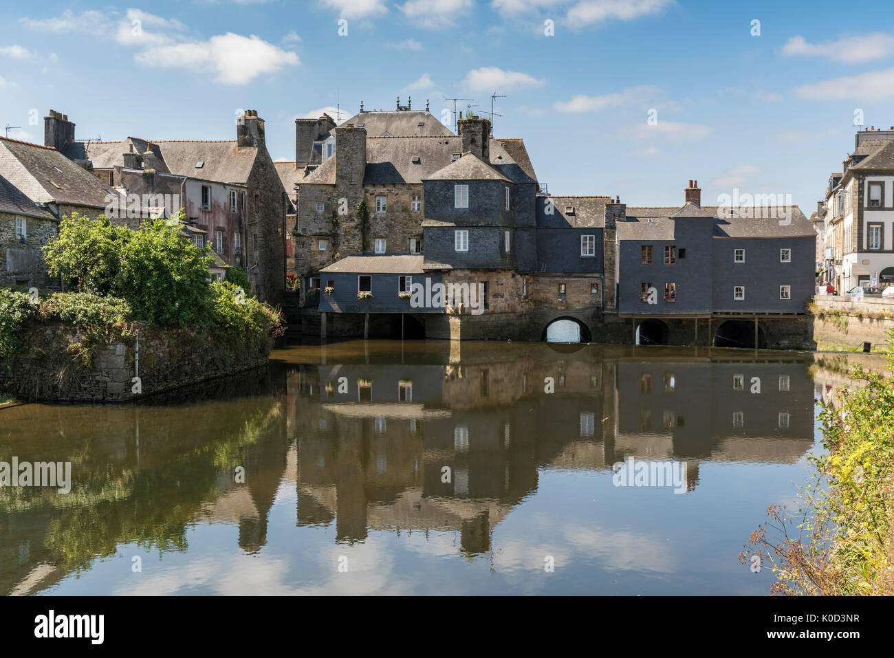 The inhabited Rohan bridge on Elorn river. Landerneau, Finistère ...