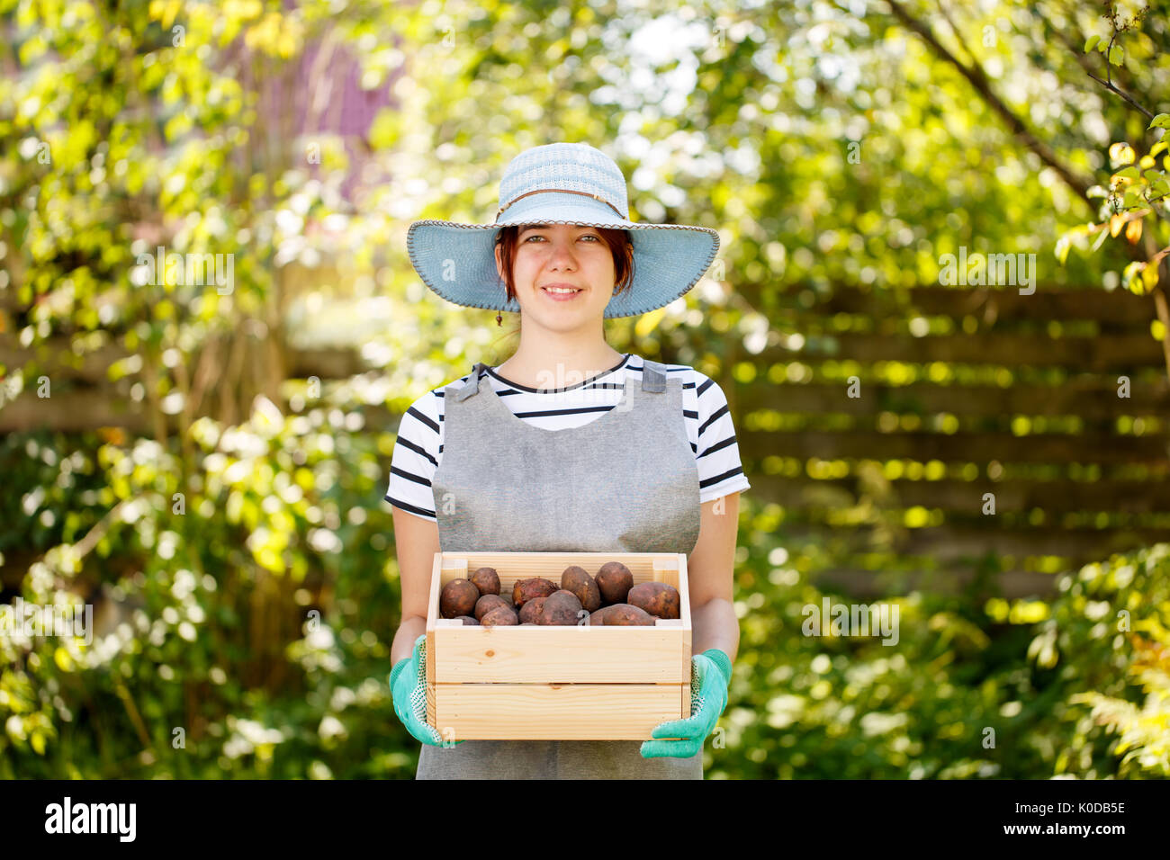 Woman potatoes hi-res stock photography and images - Alamy