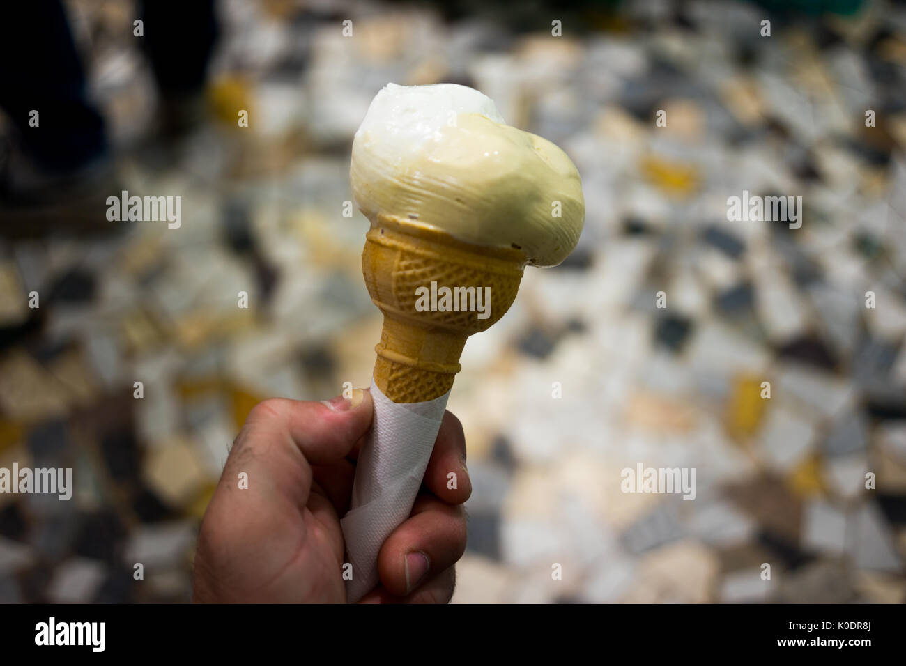 Hand holding ice cream hi-res stock photography and images - Alamy
