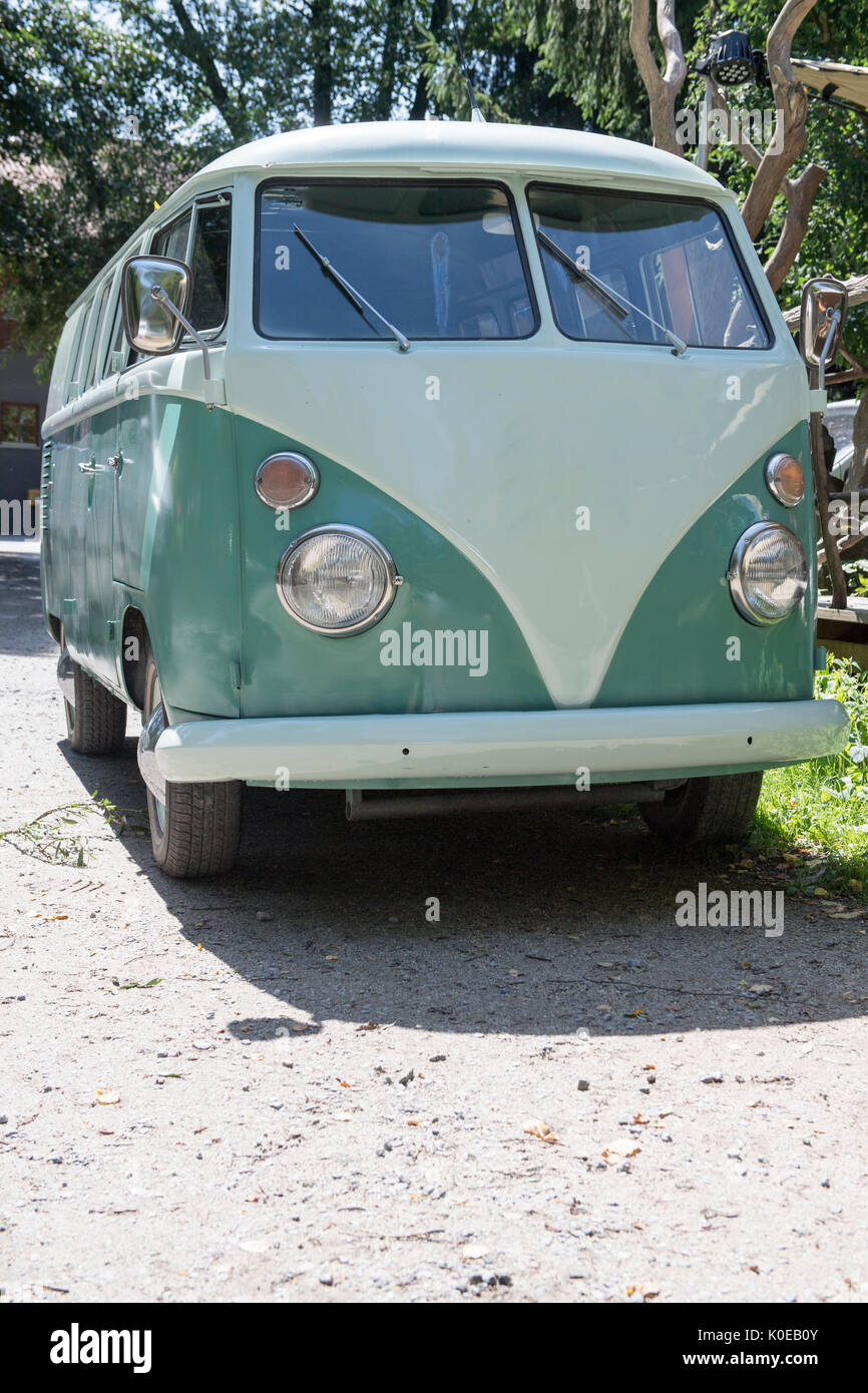 Oldtimer bus hi-res stock photography and images - Alamy