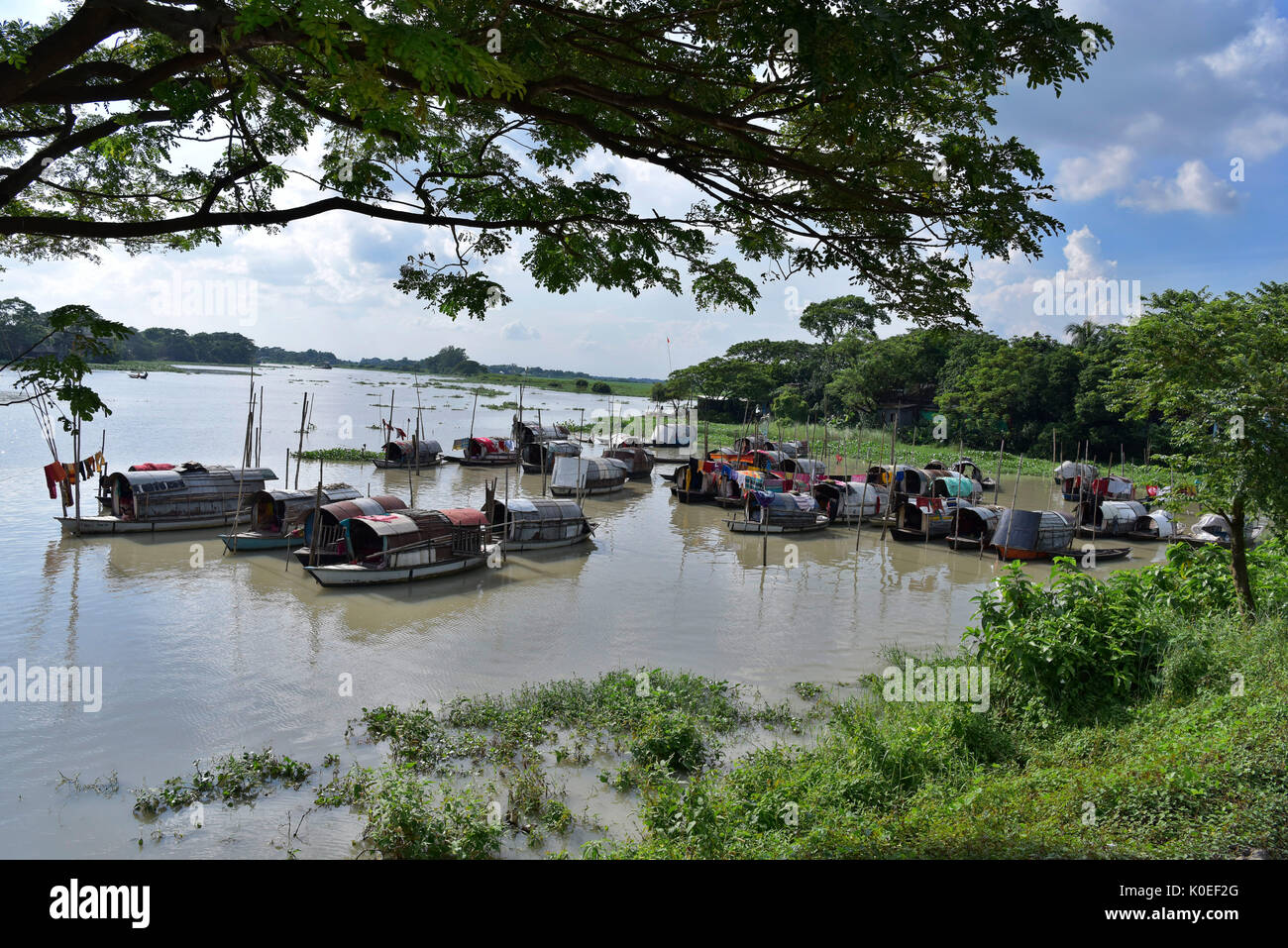 DHAKA, BANGLADESH – AUGUST 19, 2017: A bunch of narrow boats floating ...