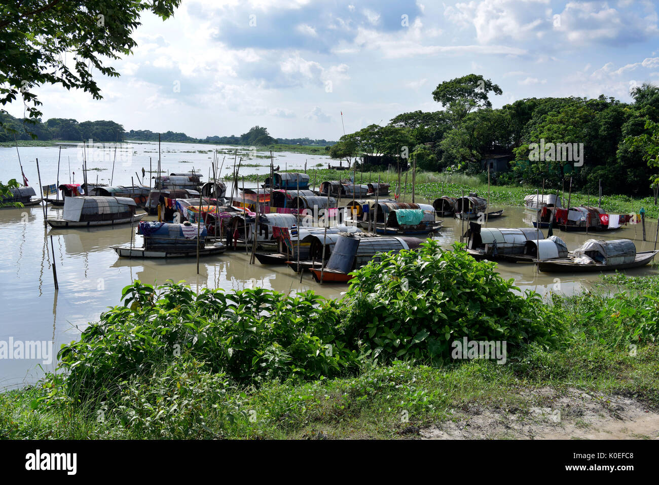 DHAKA, BANGLADESH – AUGUST 19, 2017: A bunch of narrow boats floating ...
