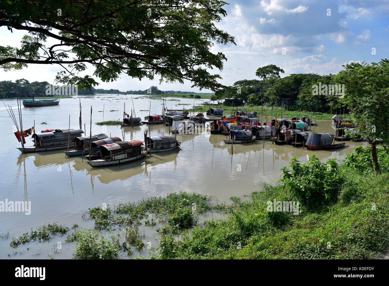 DHAKA, BANGLADESH – AUGUST 19, 2017: A bunch of narrow boats floating ...