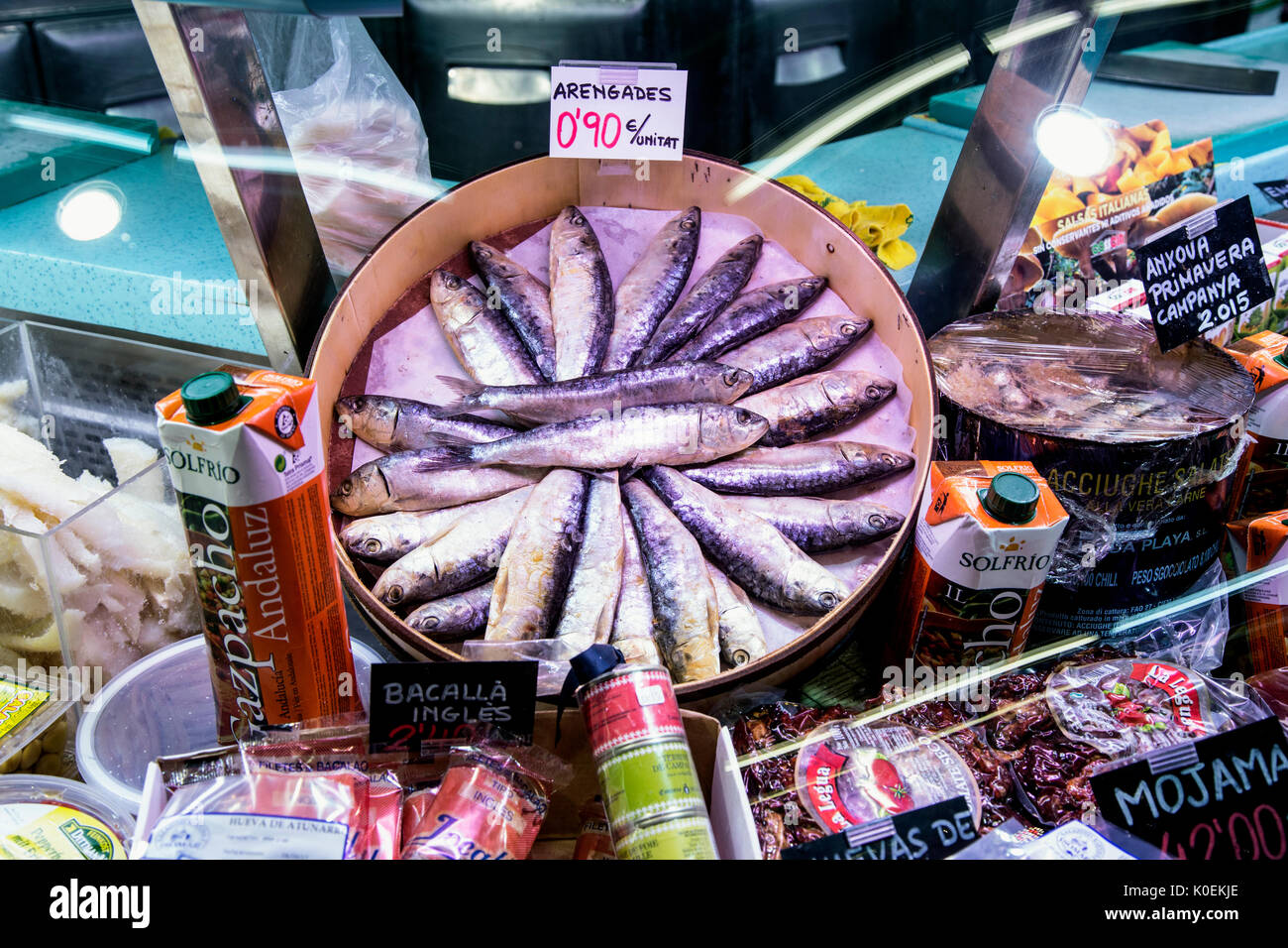 Selling sardines hi-res stock photography and images - Alamy