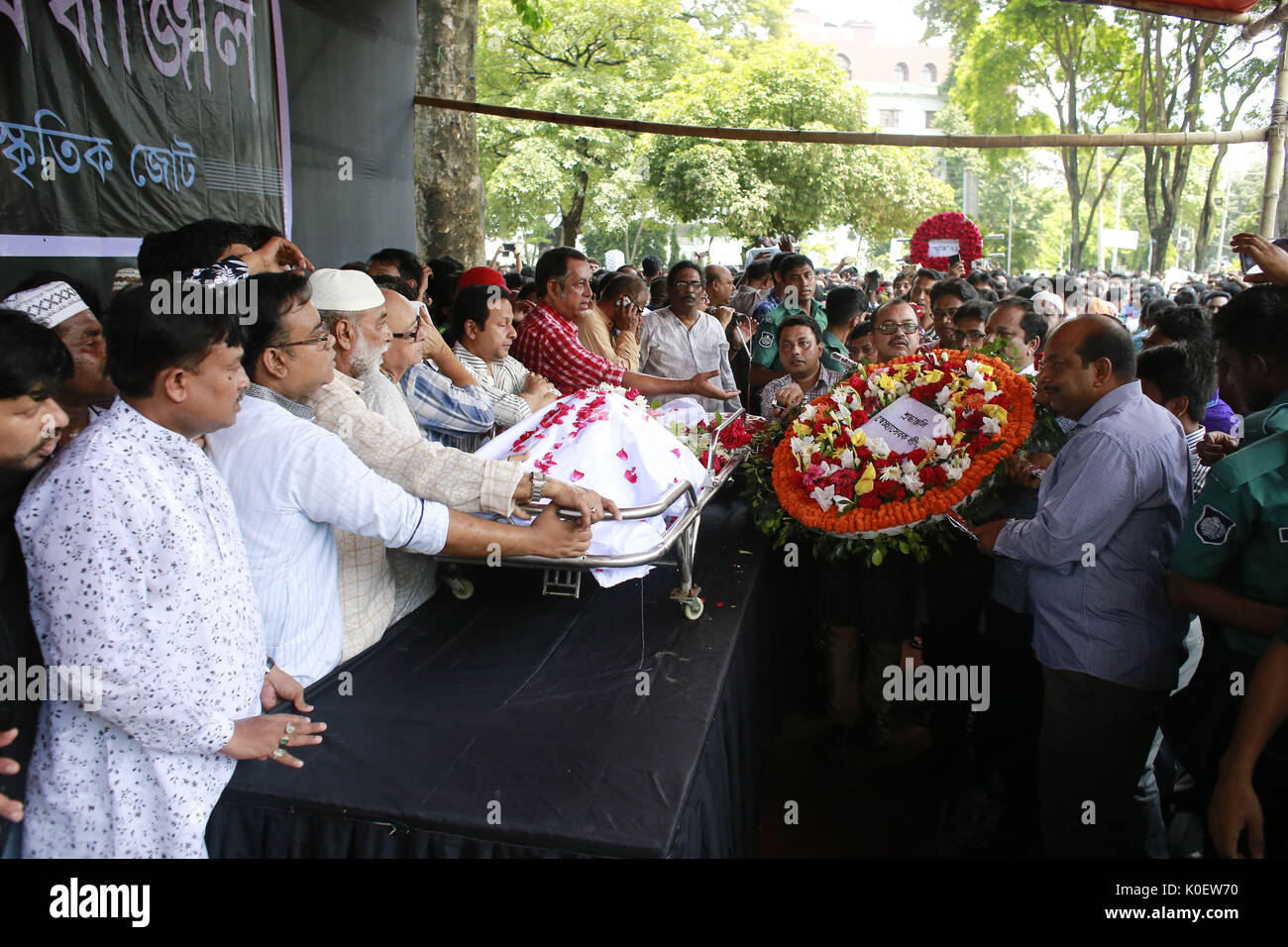 Dhaka, Bangladesh. 22nd Aug, 2017. People pay their tribute to the ...