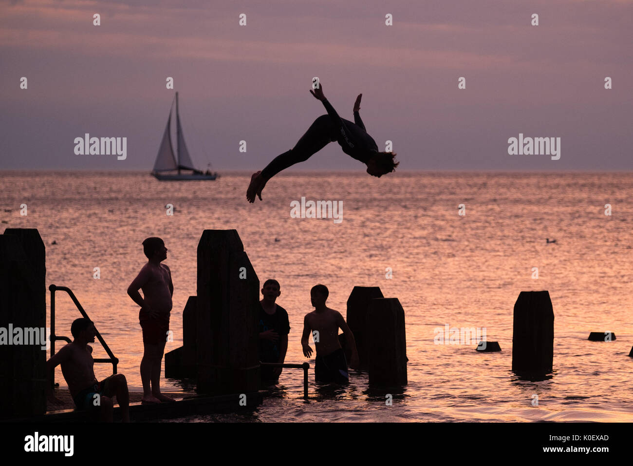Kids jumping off jetty into the sea hi-res stock photography and images ...