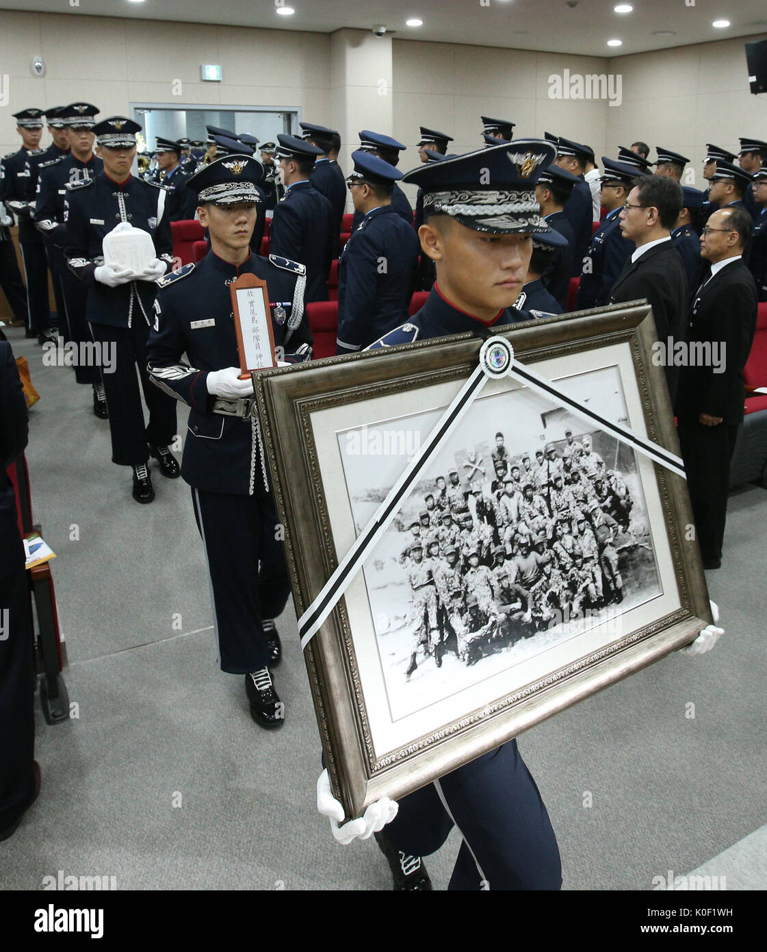 Joint funeral for Silmido commandos after 46 years Guards carrying a ...