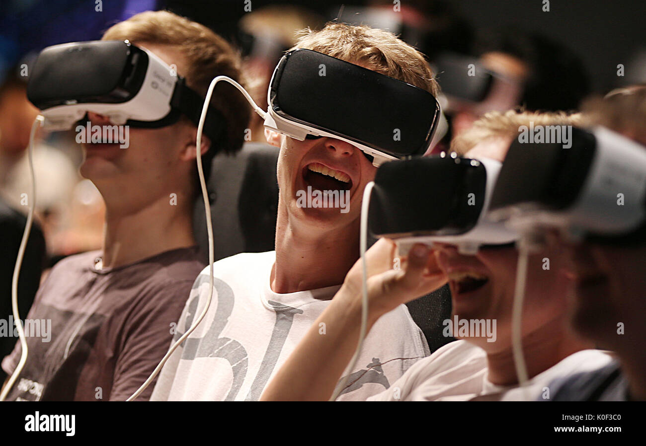 Cologne, Germany. 23rd Aug, 2017. Visitors to the Gamescom taking a ...