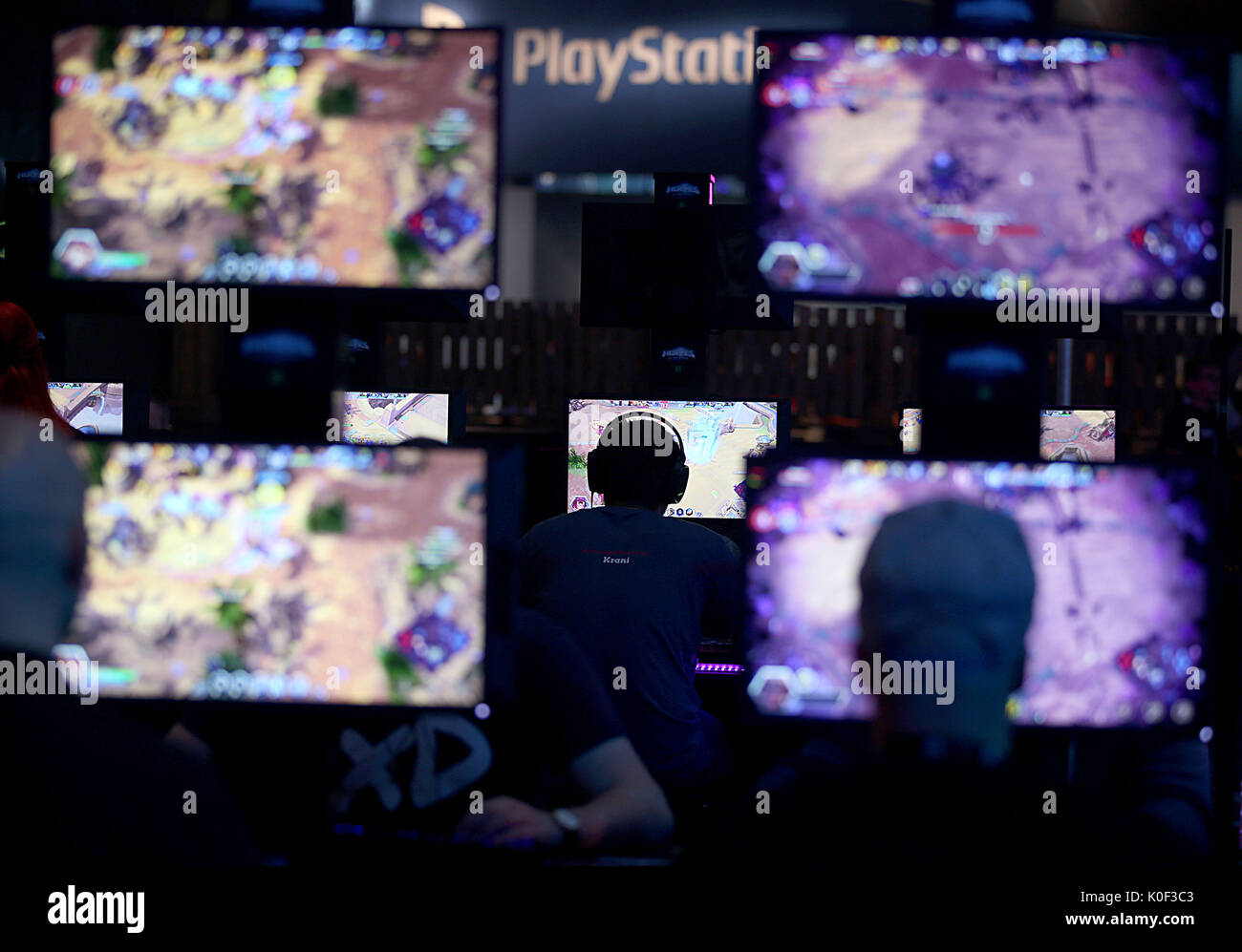 Cologne, Germany. 23rd Aug, 2017. Visitors to the Gamescom playing a ...