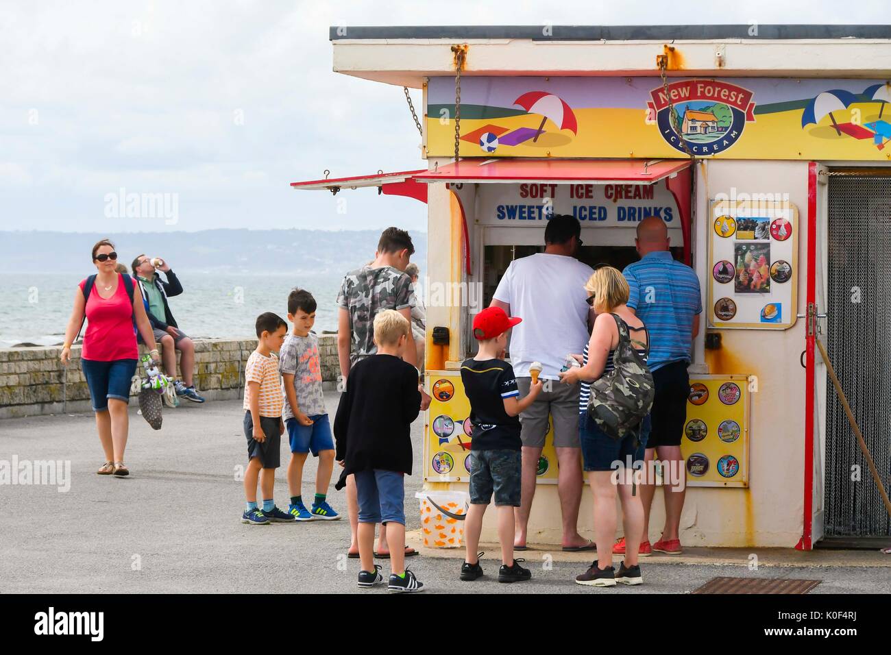 Queuing at an ice cream kiosk hi-res stock photography and images - Alamy