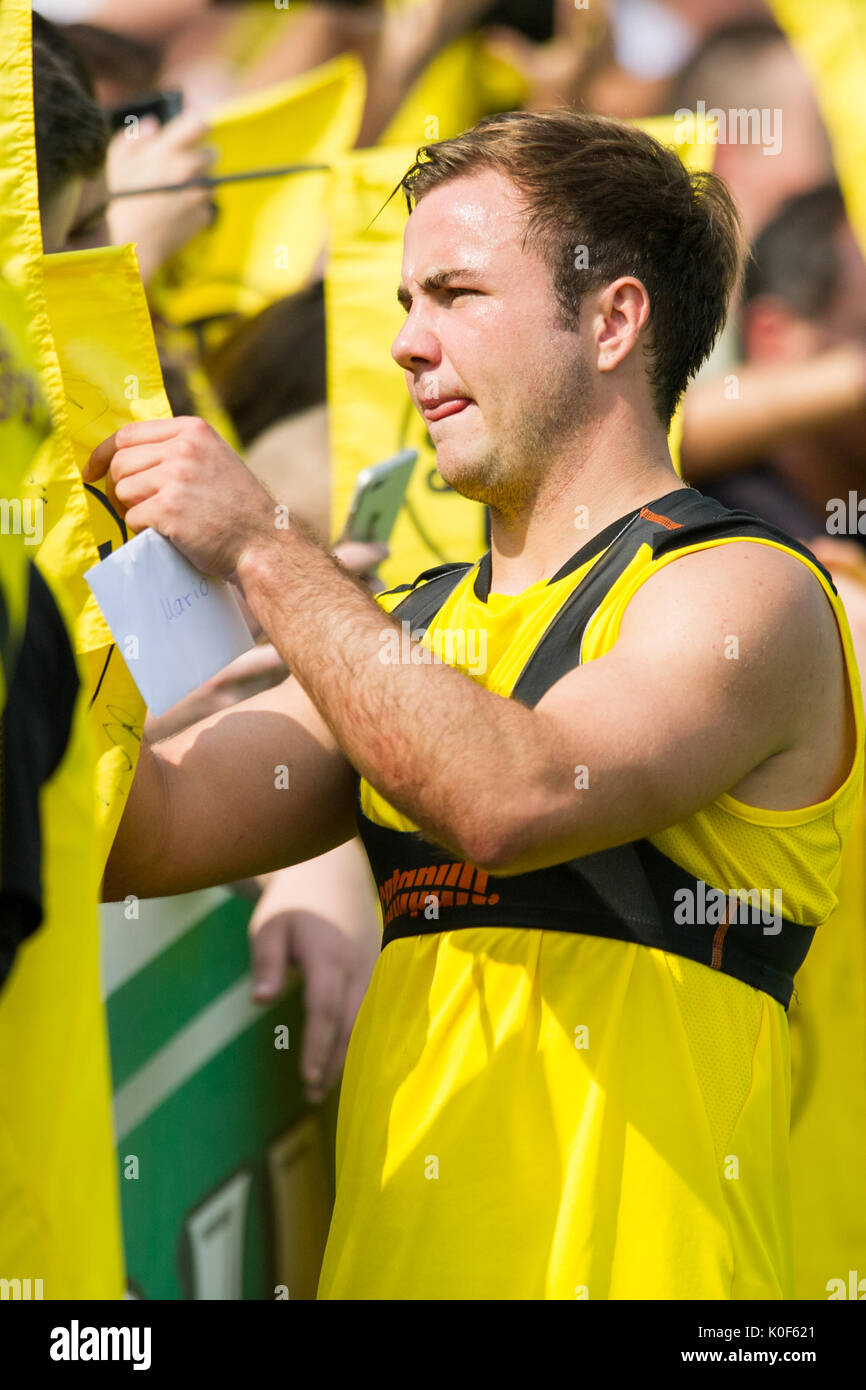 Mario GOETZE (Gotze, DO) gibt Autogramme, Autogramm, unterschreibt, Fan ...