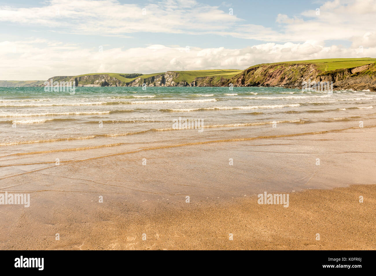 Looking sky wards hi-res stock photography and images - Alamy