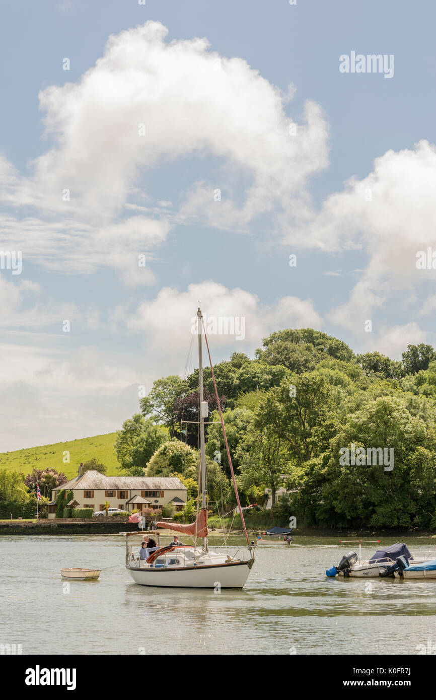 A yacht makes it's way to the end of the Salcombe - Kingsbridge Estuary ...