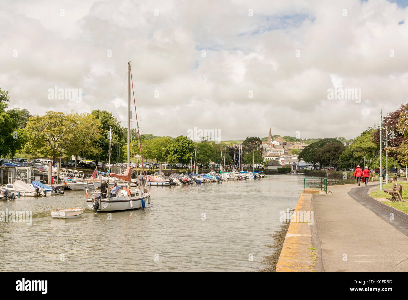 A yacht makes it's way to the end of the Salcombe - Kingsbridge Estuary ...