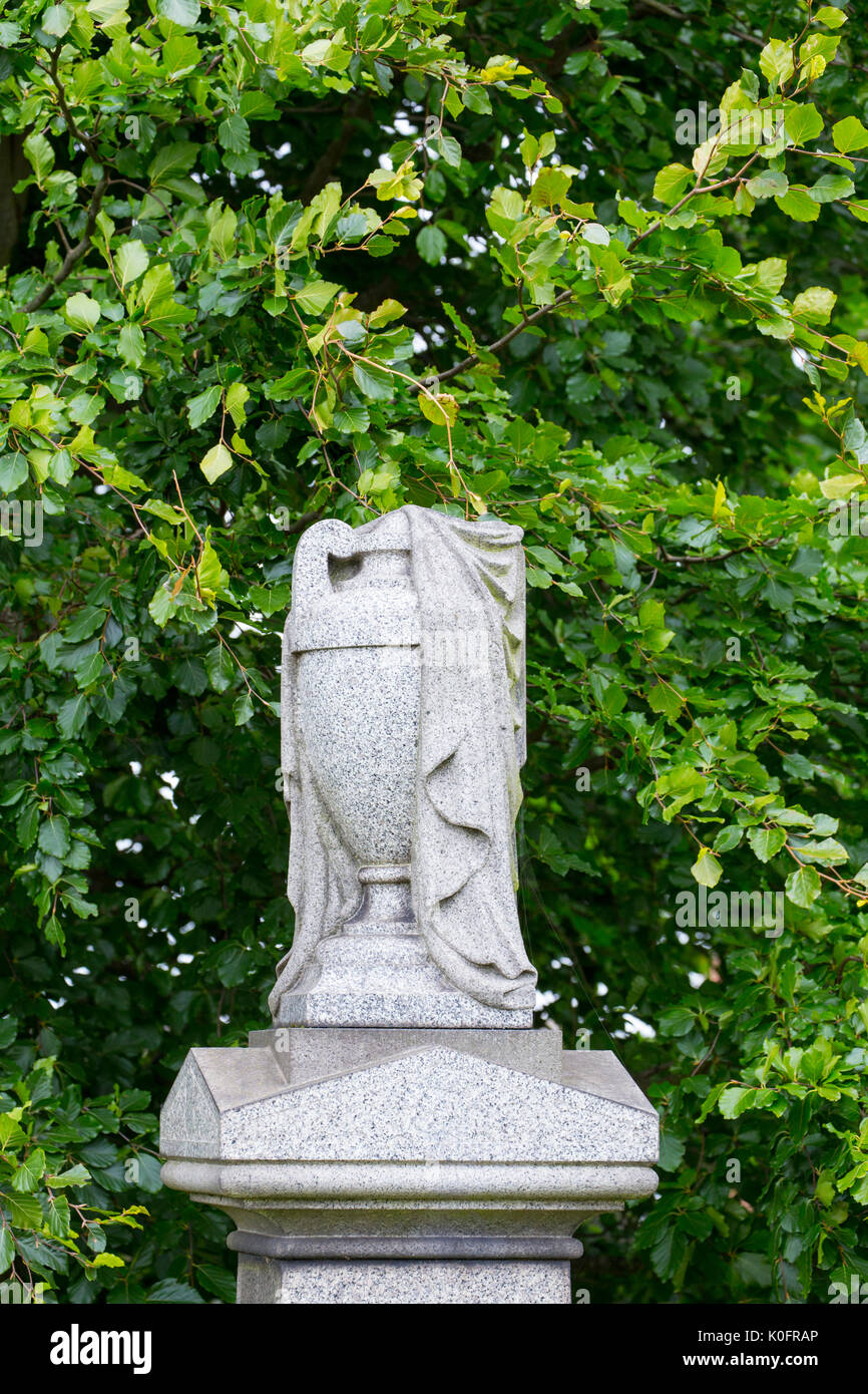 Old stone cemetery monument hi-res stock photography and images - Alamy