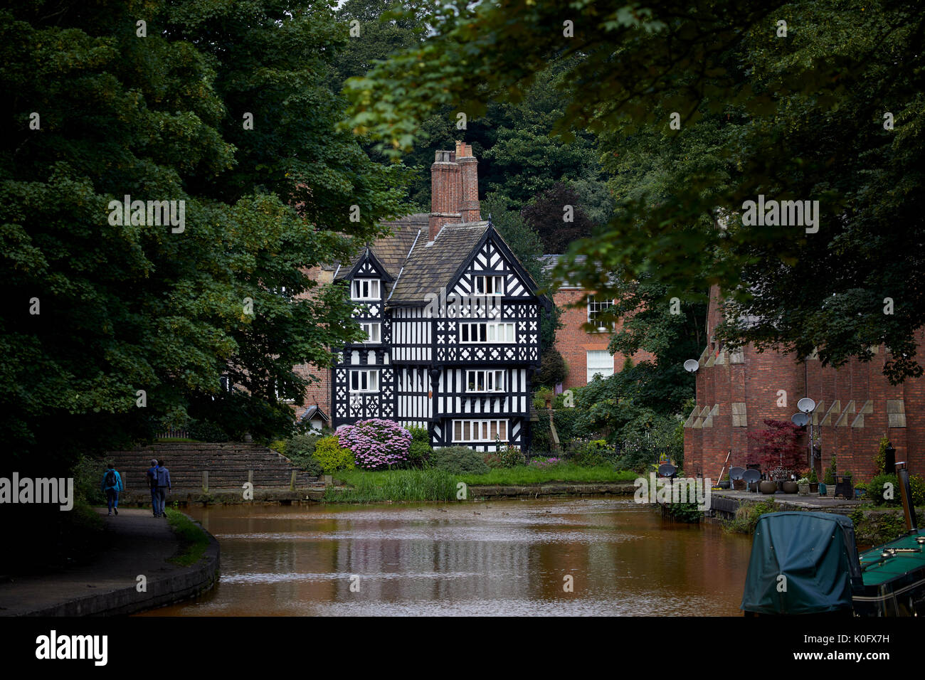 Tudor style exterior hi-res stock photography and images - Alamy