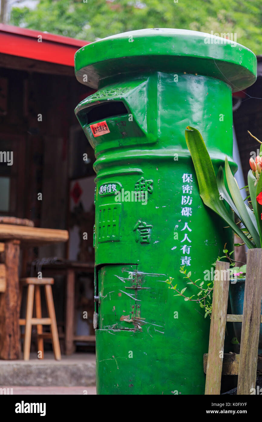 Green post box hi-res stock photography and images - Alamy