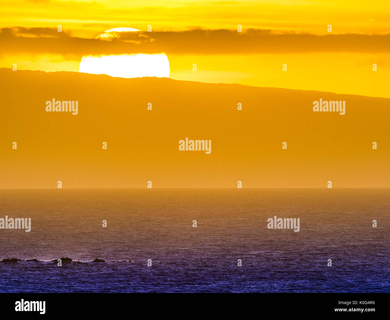 Stunning sunset over hawaiian ocean hi-res stock photography and images ...
