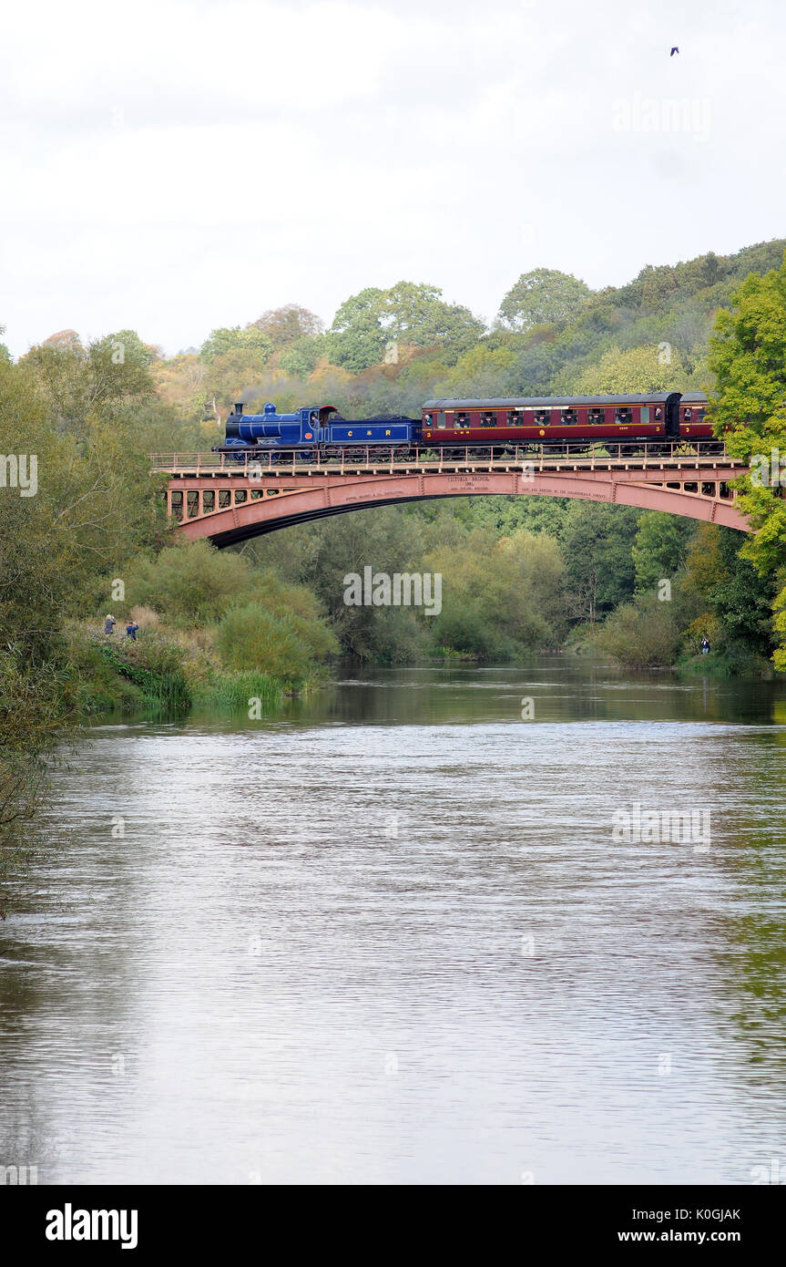 828 crosses Victoria Bridge with a Kidderminster - Bridgnorth service ...