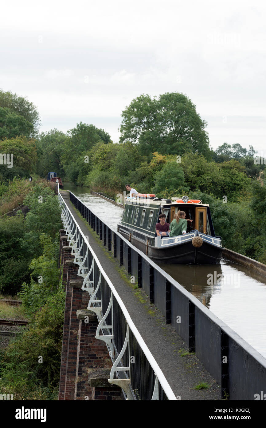 Narrowboat crossing Edstone Aqueduct on the Stratford-upon-Avon Canal ...