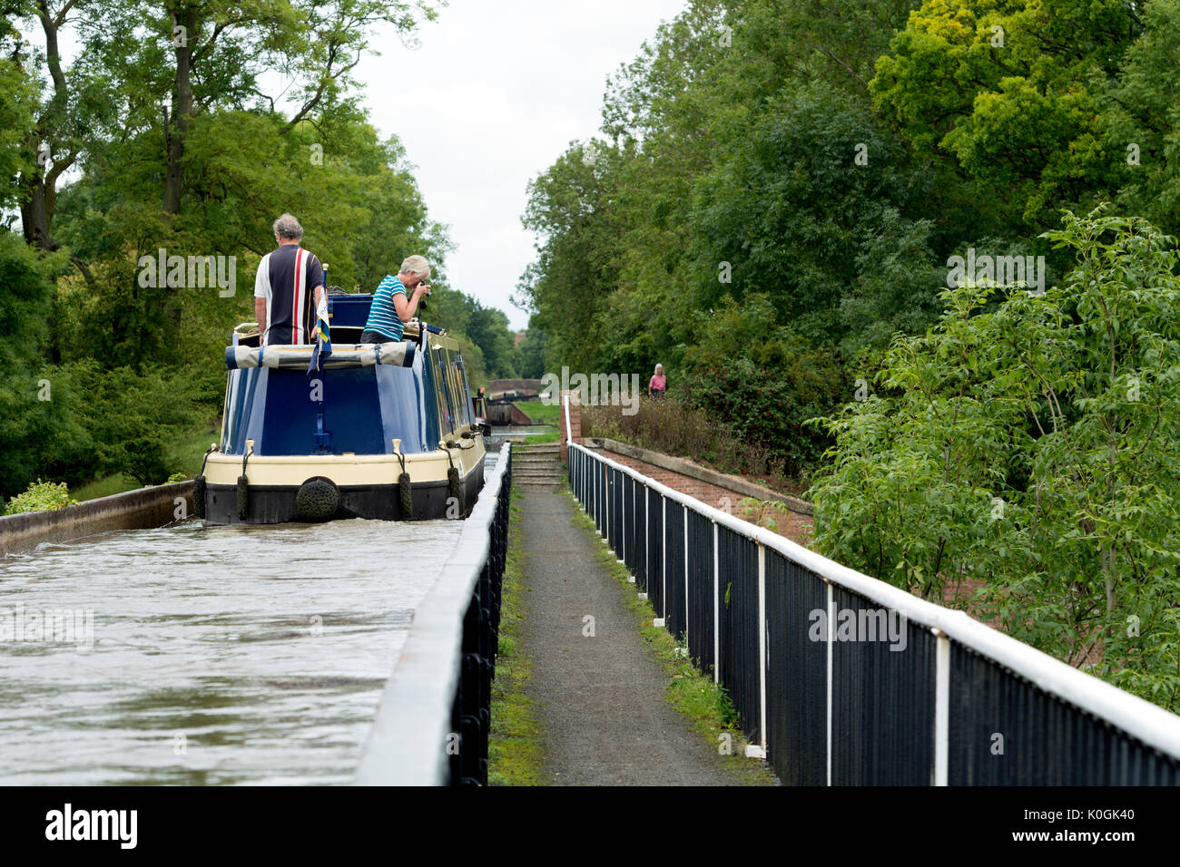 Narrowboat crossing Edstone Aqueduct on the Stratford-upon-Avon Canal ...