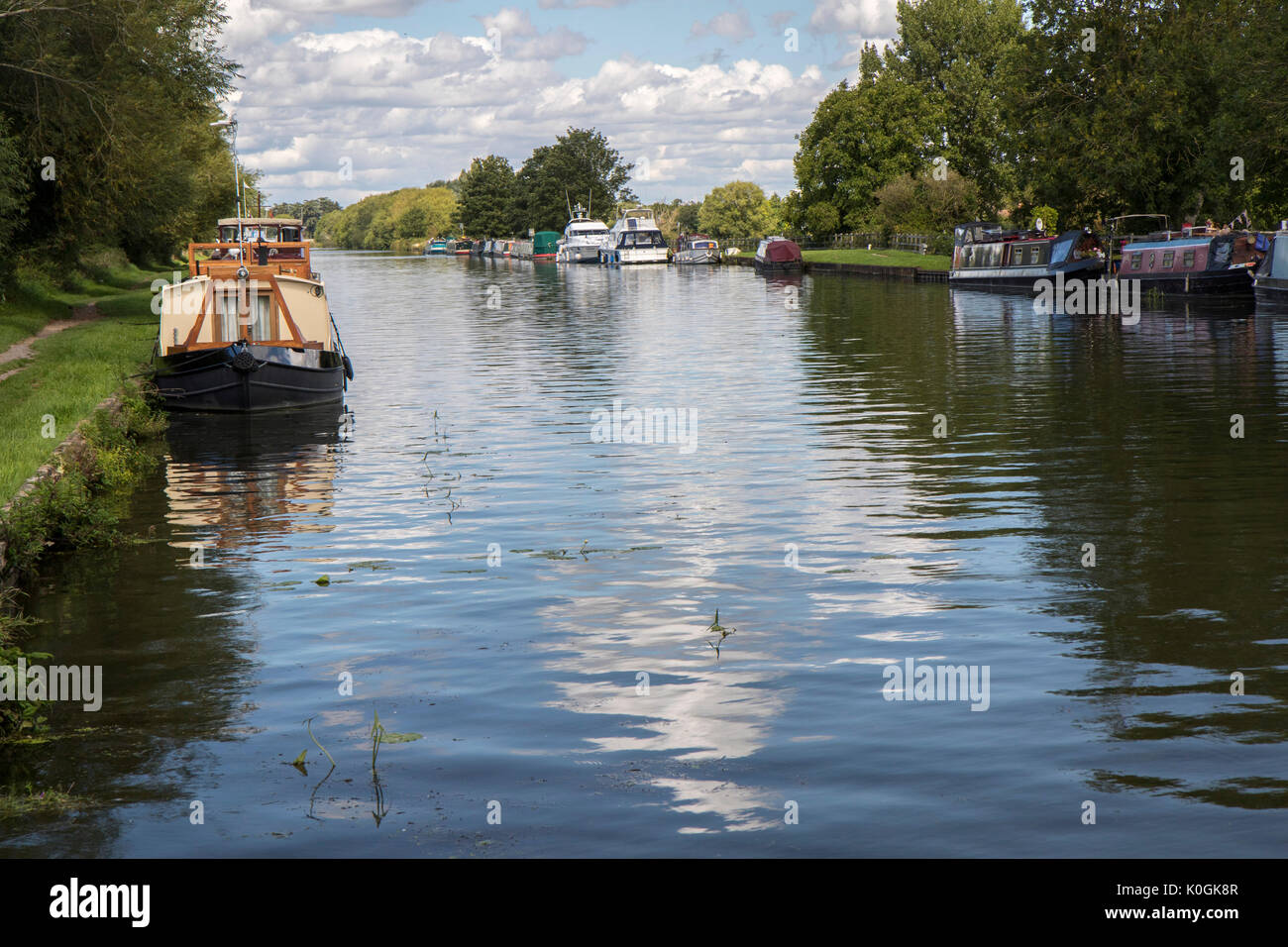 On gloucester sharpness canal slimbridge hi-res stock photography and ...